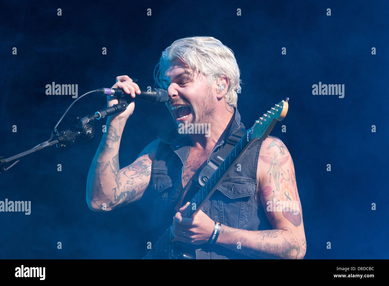 Simon neil biffy clyro singer hi-res stock photography and images - Alamy