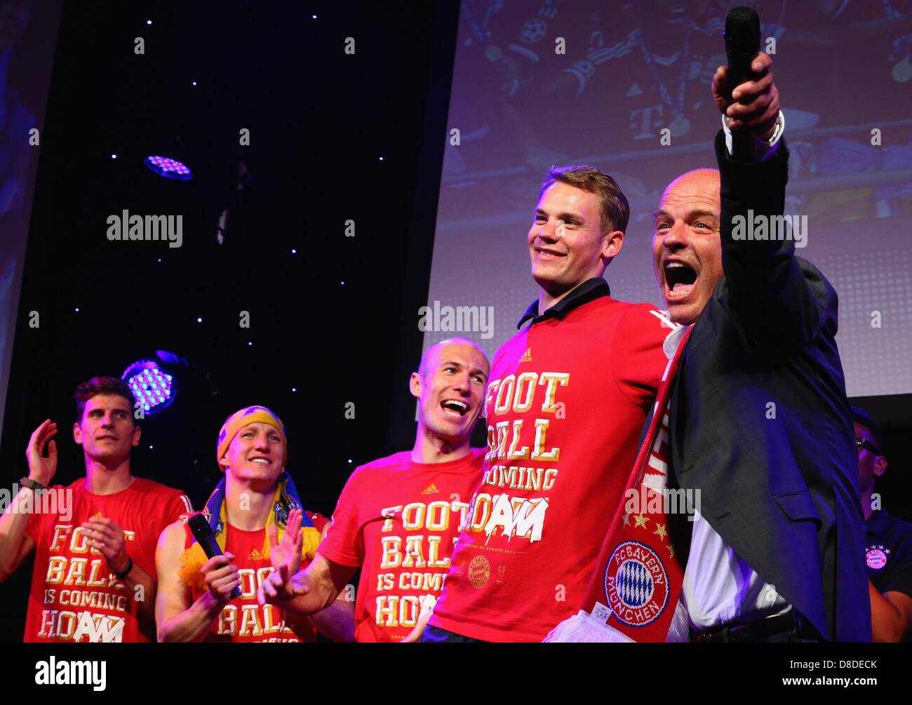 LONDON, ENGLAND - MAY 25: Goalkeeper Manuel Neuer and stadium ...