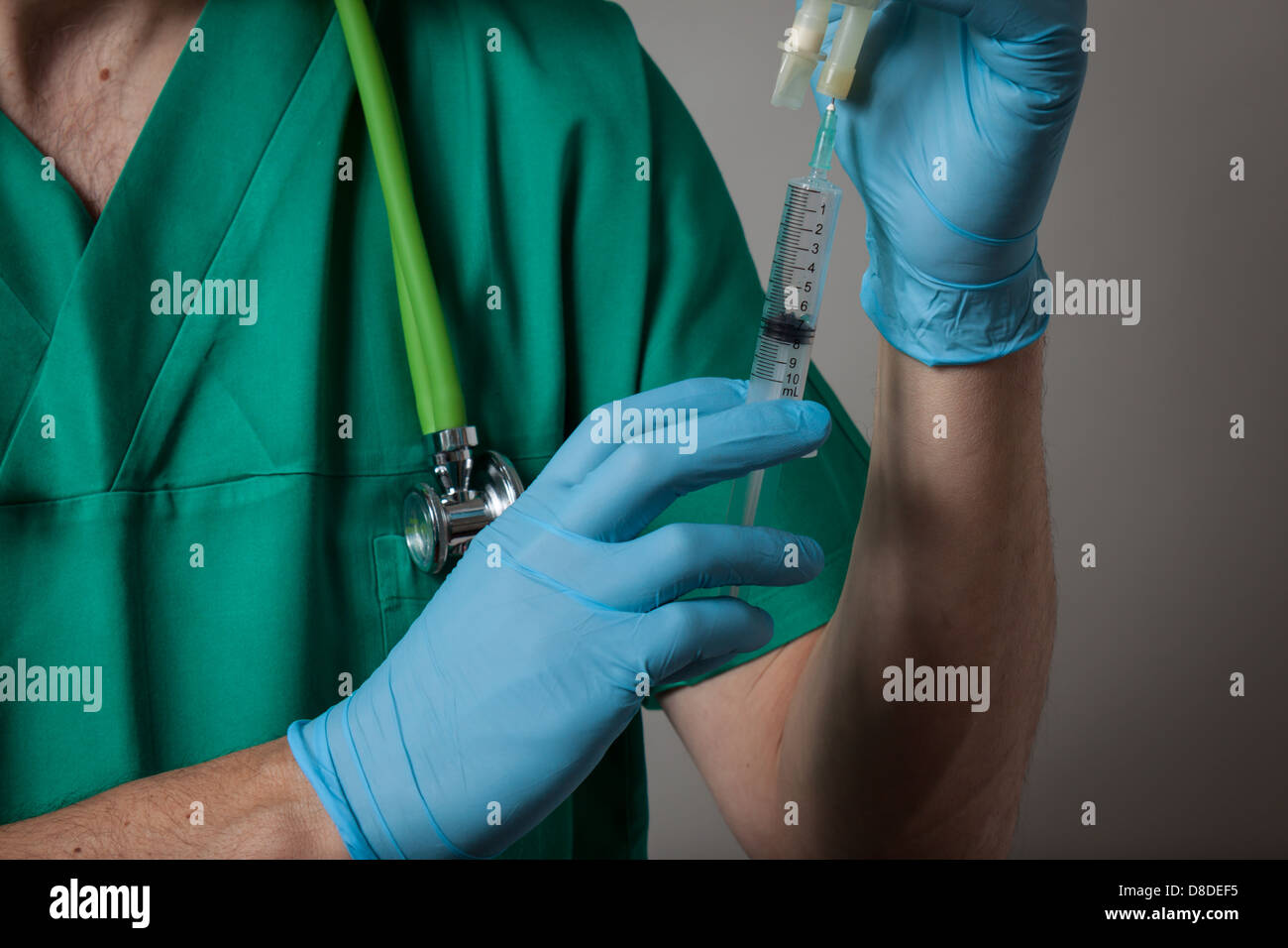 Nurse using syringe hi-res stock photography and images - Alamy