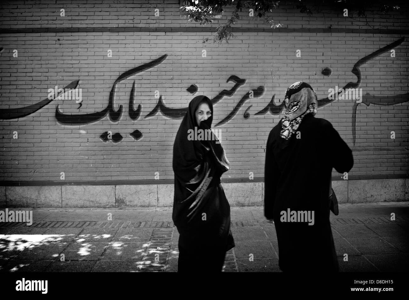 Iran shiraz women chador Black and White Stock Photos & Images - Alamy