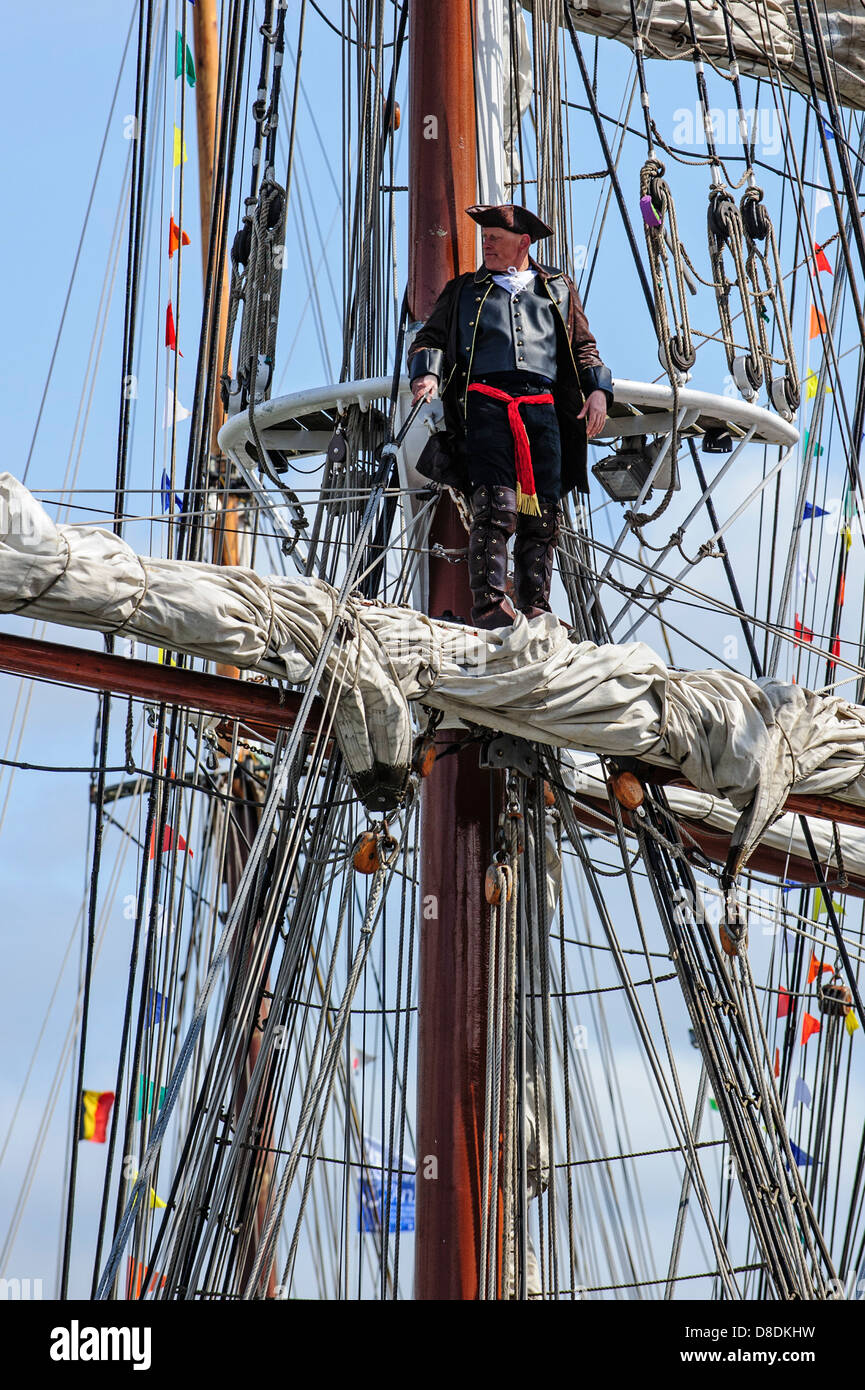 Ships mast rigging rig masts hi-res stock photography and images - Alamy