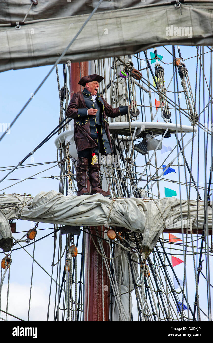 Buccaneer captain shouting orders from mast during the maritime ...