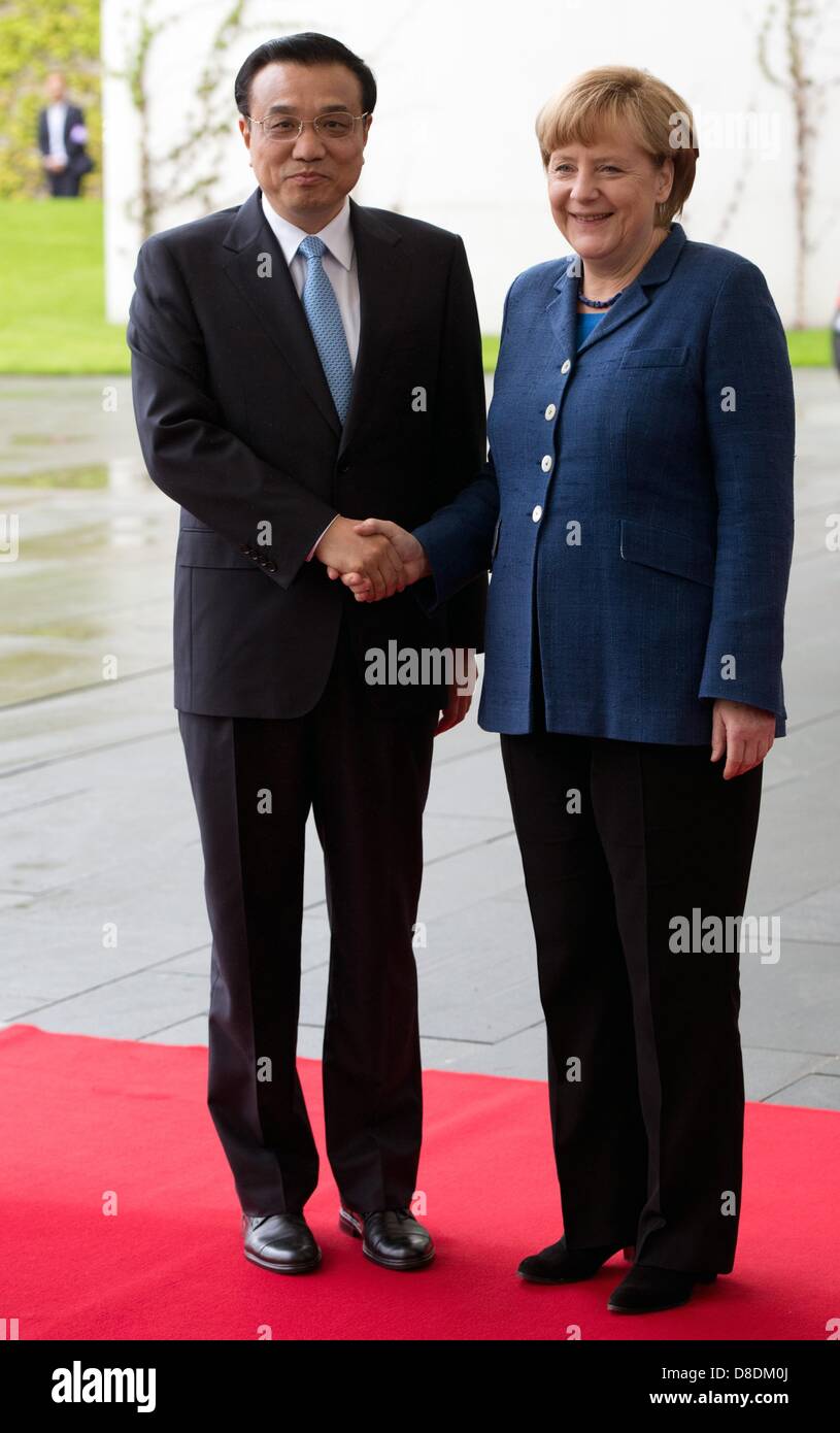 Berlin, Germany. 26th May, 2013. New Premier of China Li Keqiang (L) is ...