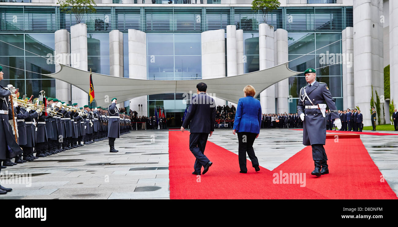 Berlin, Germany. 26th May 2013. The Chancellor Angela Merkel receives ...