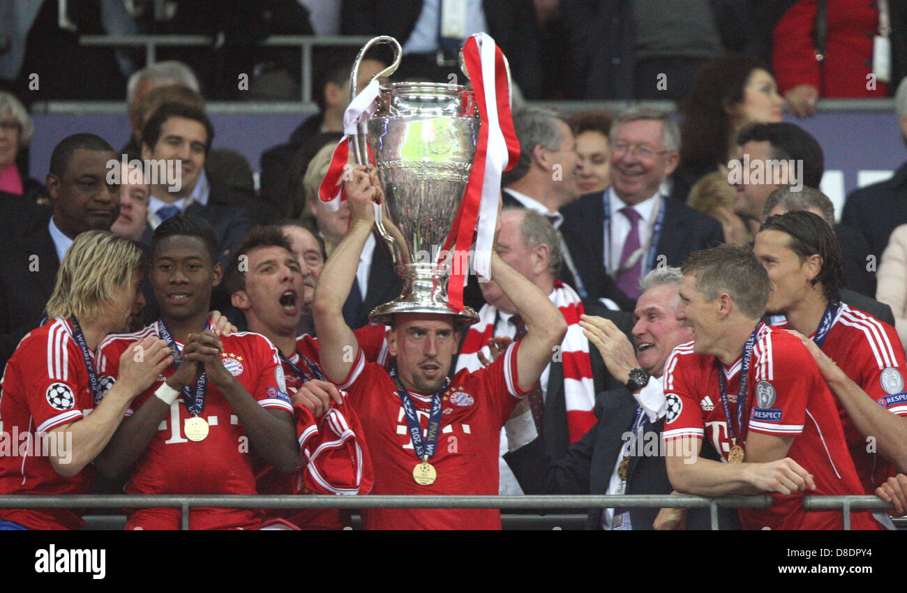 Franck ribery champions league trophy hi-res stock photography and ...