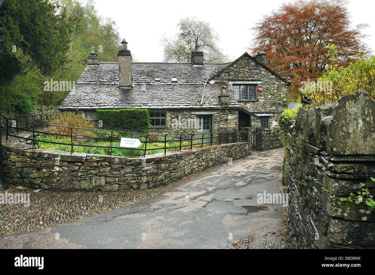 Lake district stone cottage hi-res stock photography and images - Alamy