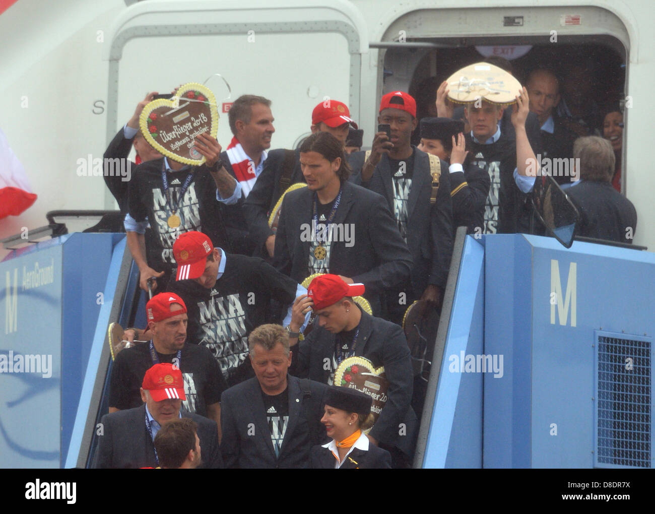 Team FC Bayern Munich arrives at the airport in Munich, Germany, 26 May ...