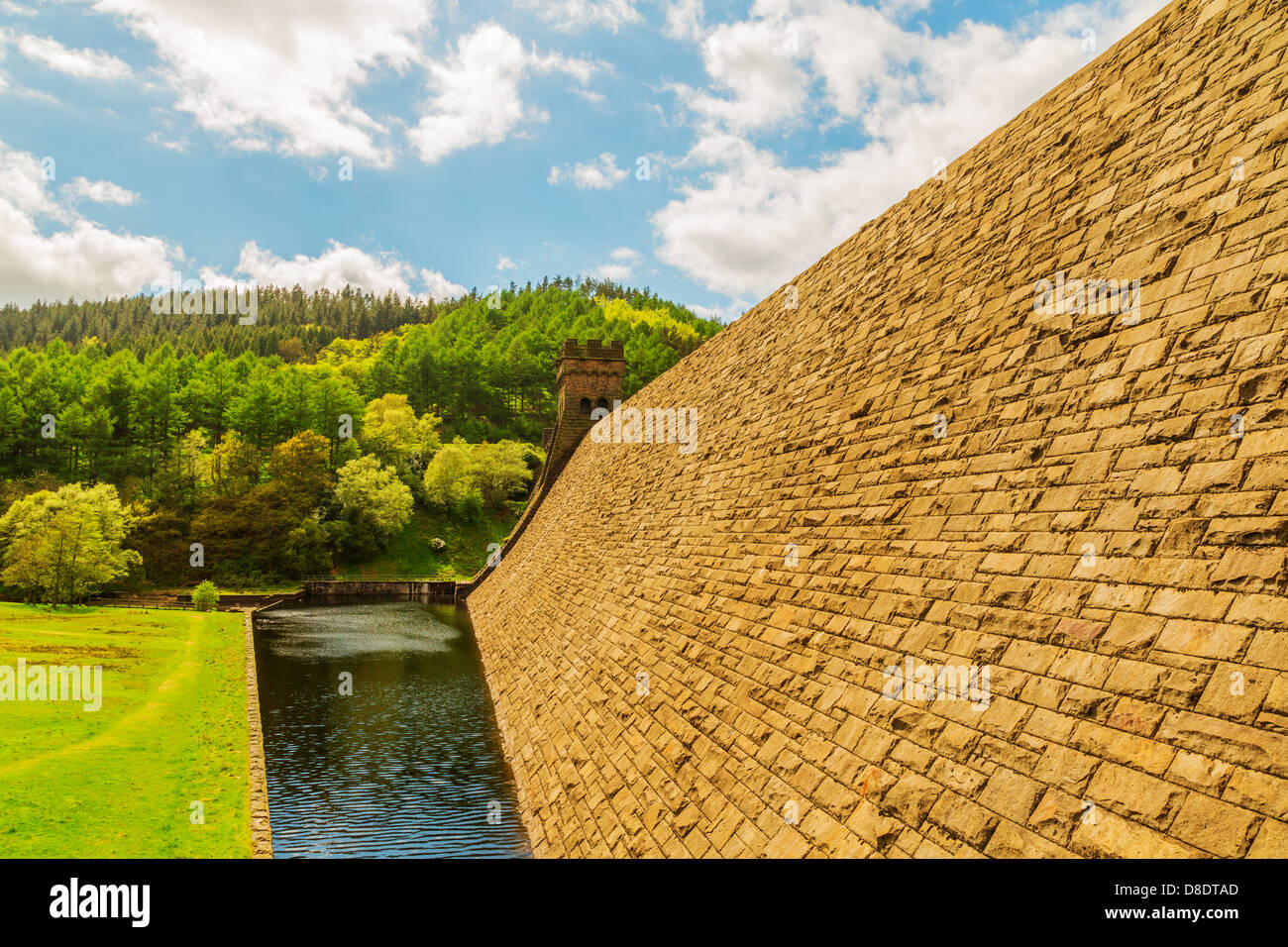 Derwent dam reservoir reflection derbyshire hi-res stock photography ...