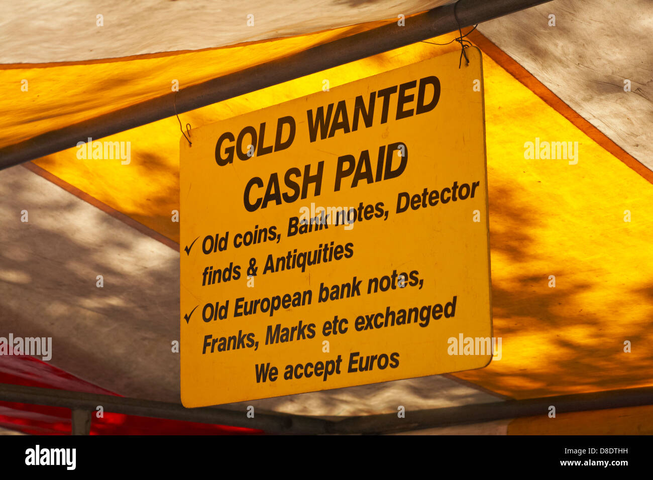 Gold wanted cash paid sign hi-res stock photography and images - Alamy