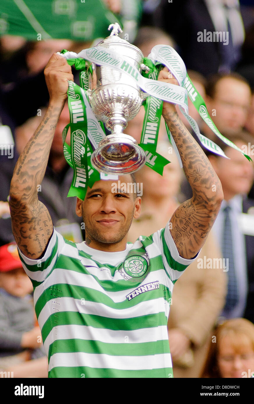 Glasgow, Scotland, UK. Sunday 26th May 2013. Kelvin Wilson lifts the ...