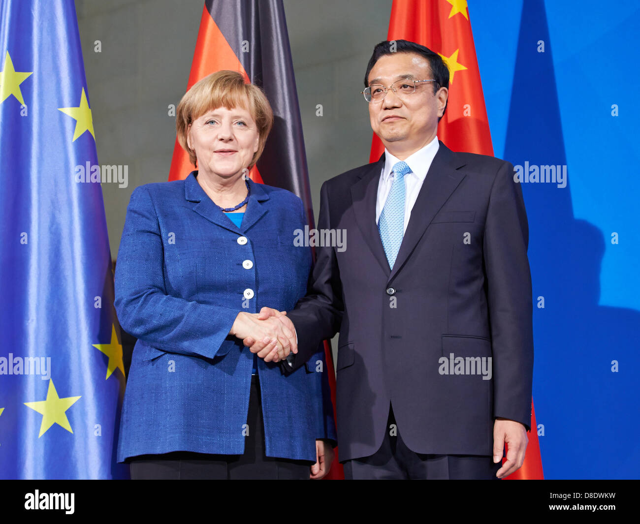 Handshake between angela merkel cdu hi-res stock photography and images ...