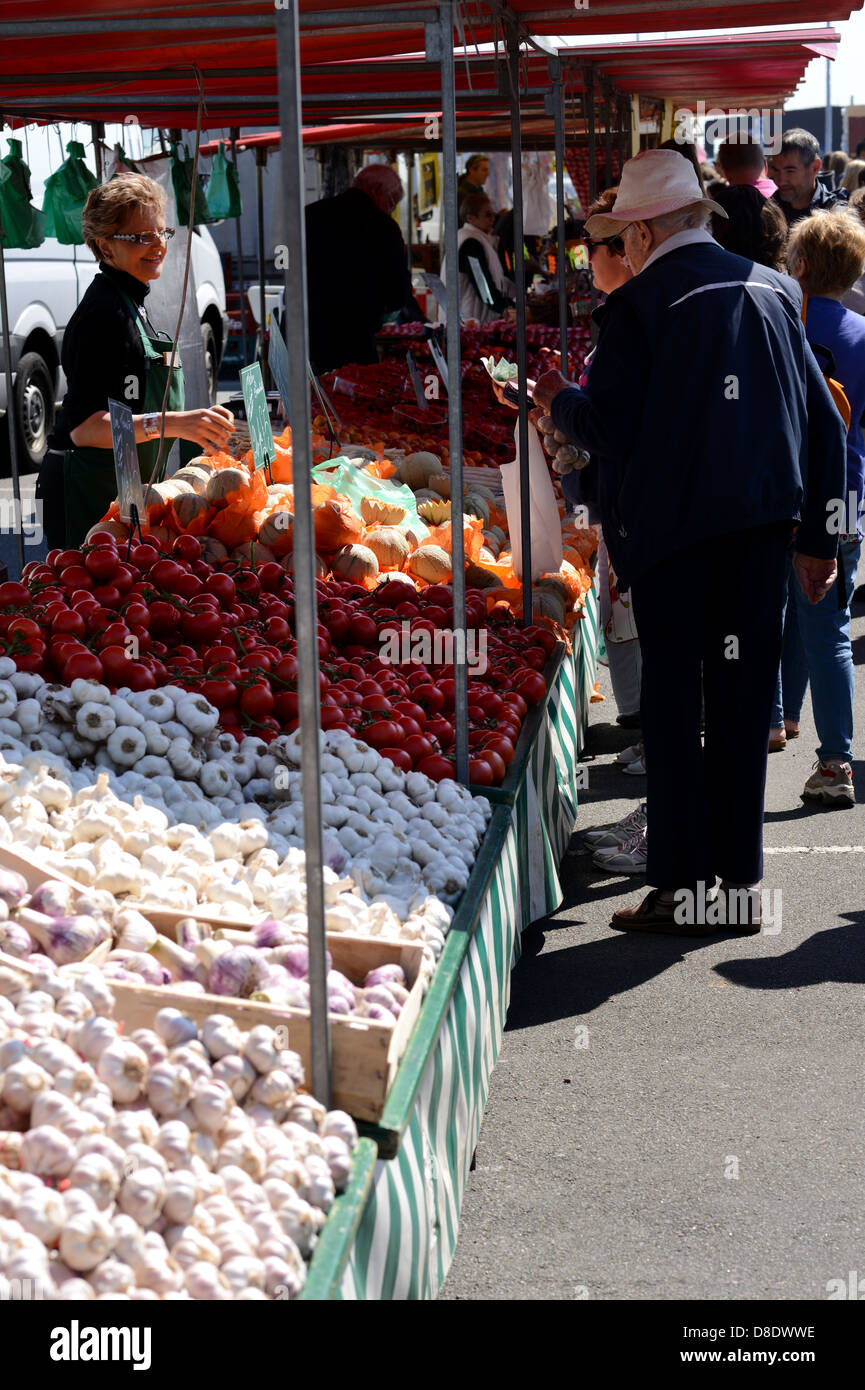French market stall selling garlic and tomatoes Stock Photo - Alamy