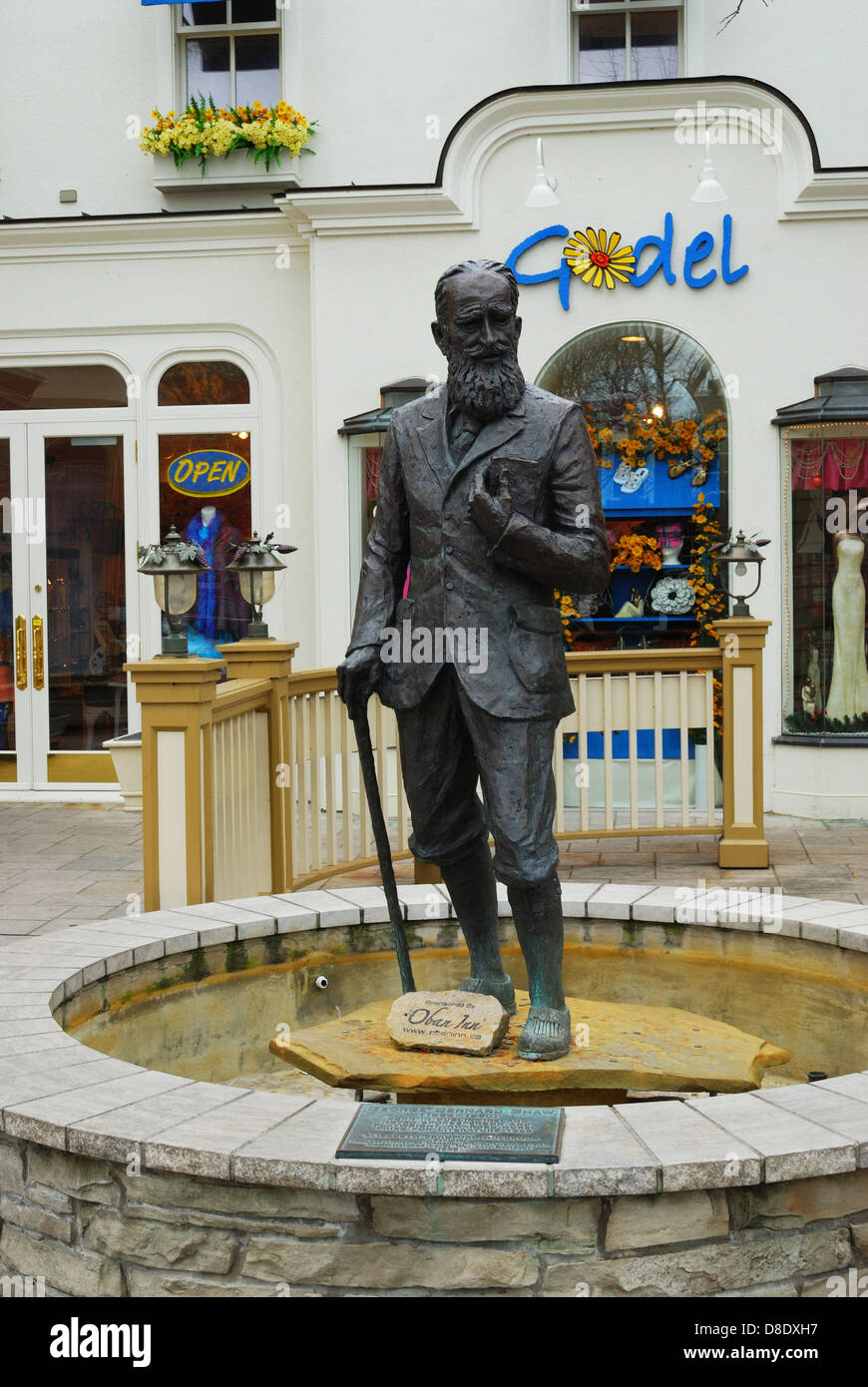 Statue of george bernard shaw hi-res stock photography and images - Alamy
