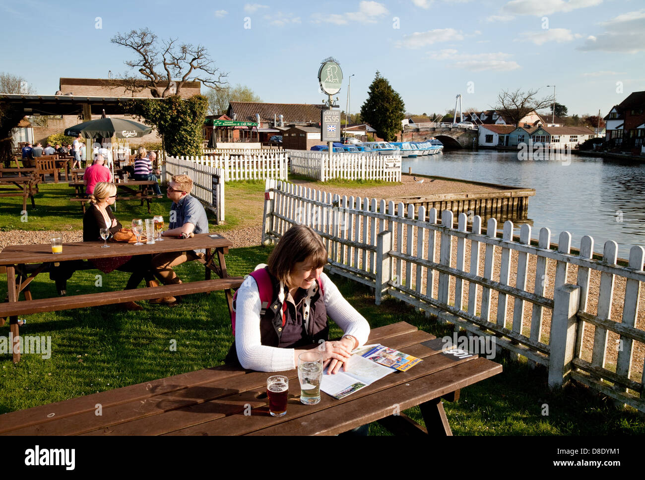 Norfolk broads pub hi-res stock photography and images - Alamy