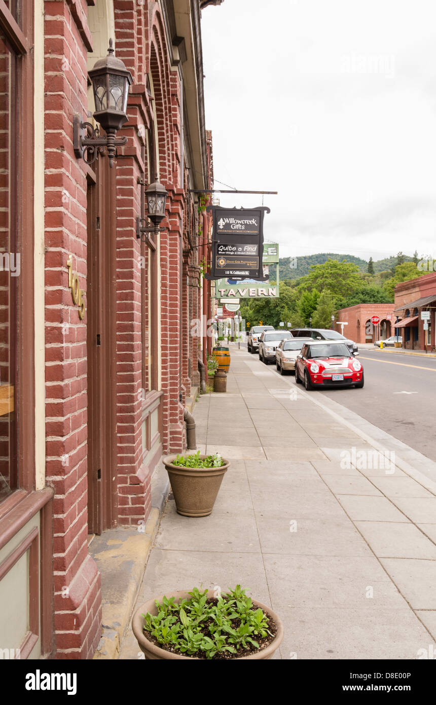 Jacksonville, Oregon, USA. Detail of lights and brickwork on buildings ...