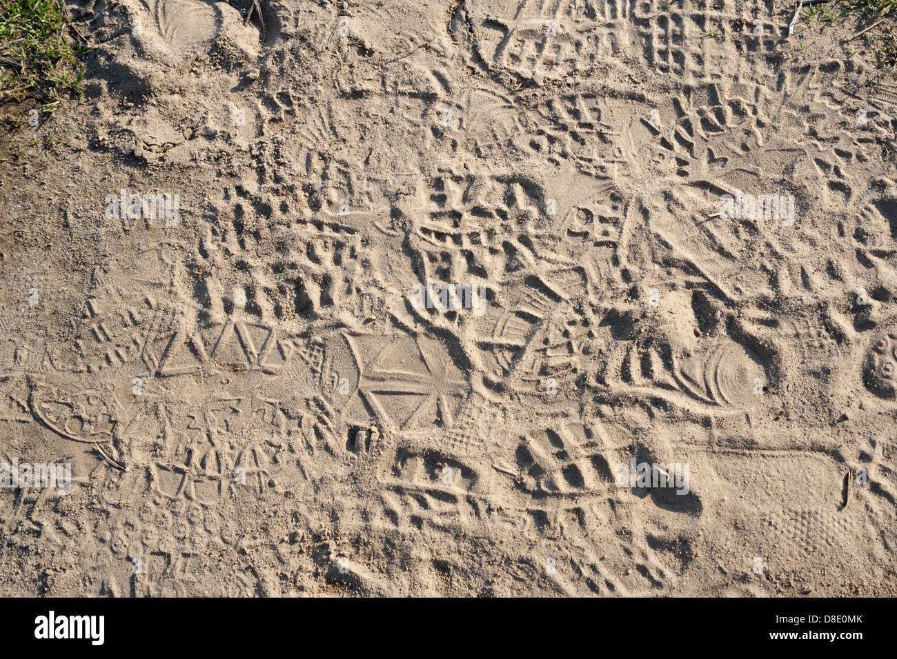 Footprints on a sandy path shoe prints in sand Stock Photo - Alamy