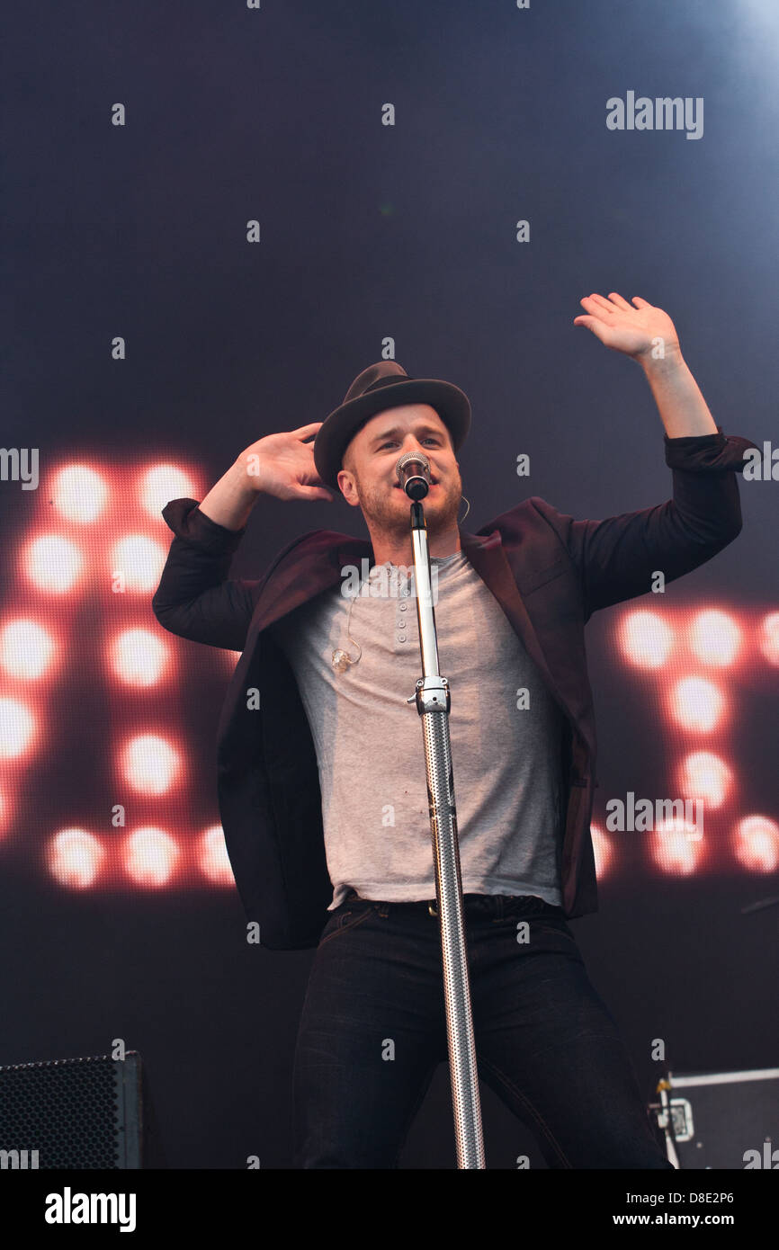 Oliver Stanley "Olly" Murs is an English singer-songwriter, musician ...