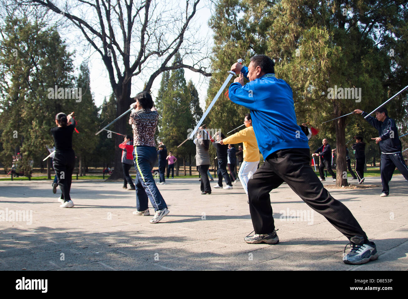 Locals practice tai chi with swords in the Temple of Heaven park ...