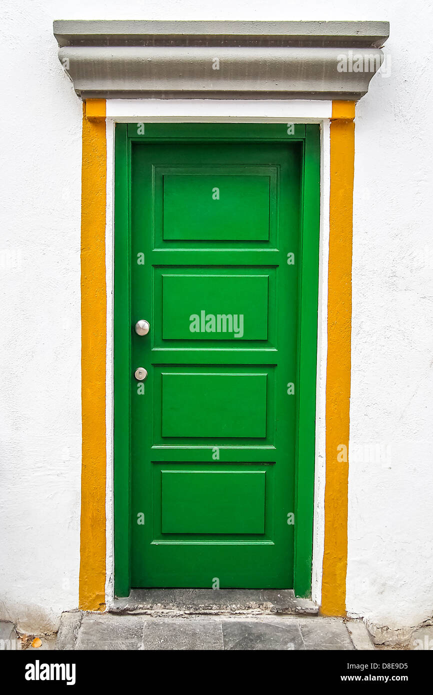 Green front door hi-res stock photography and images - Alamy