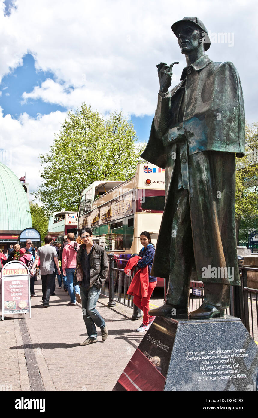 Sherlock Holmes statue, Baker street, London, UK Stock Photo - Alamy