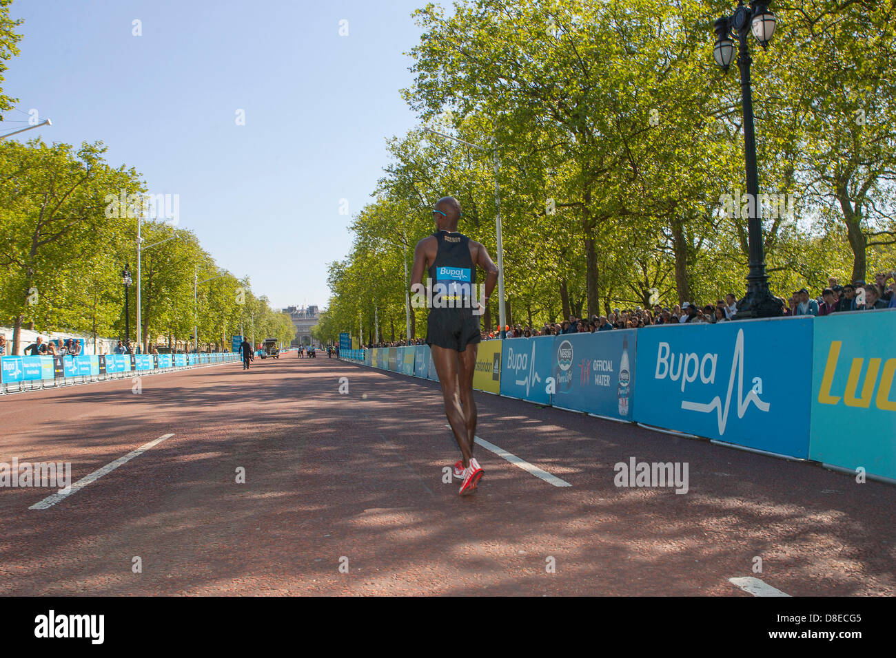 Mo Farah warming up on the start line of the Bupa London 10k, The Mall ...