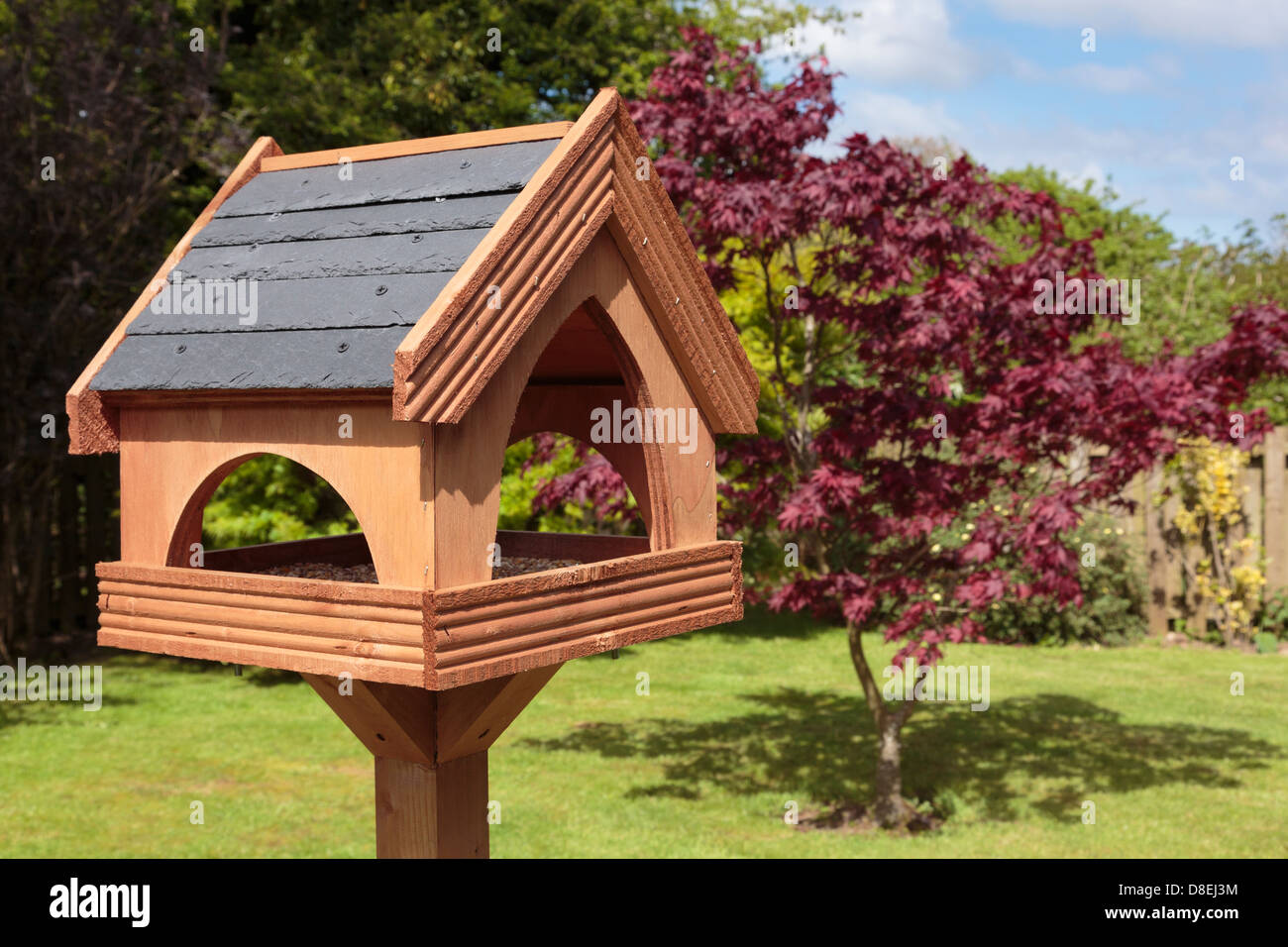 Bird tables hi-res stock photography and images - Alamy