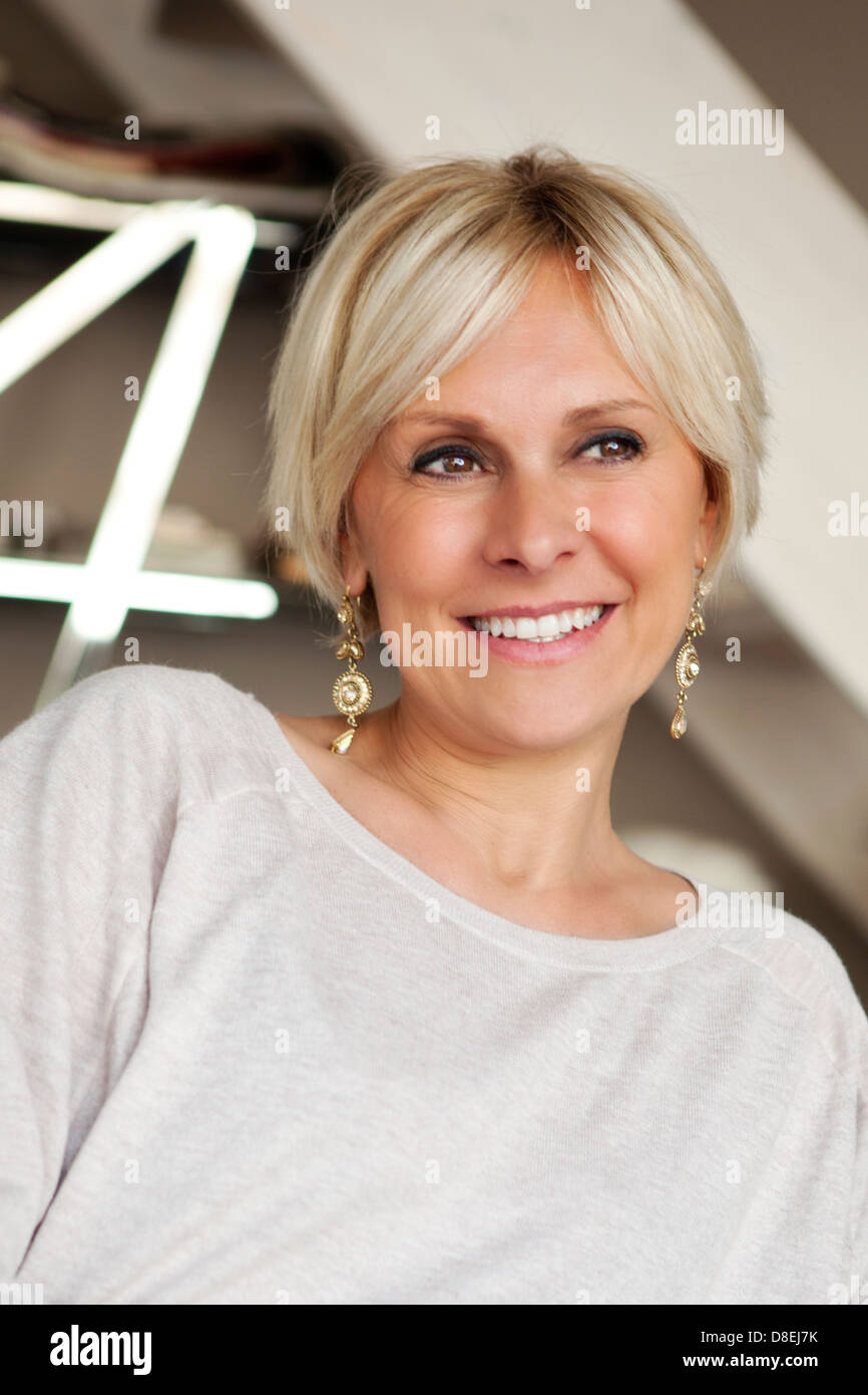 Woman wearing neutral colors hi-res stock photography and images - Alamy
