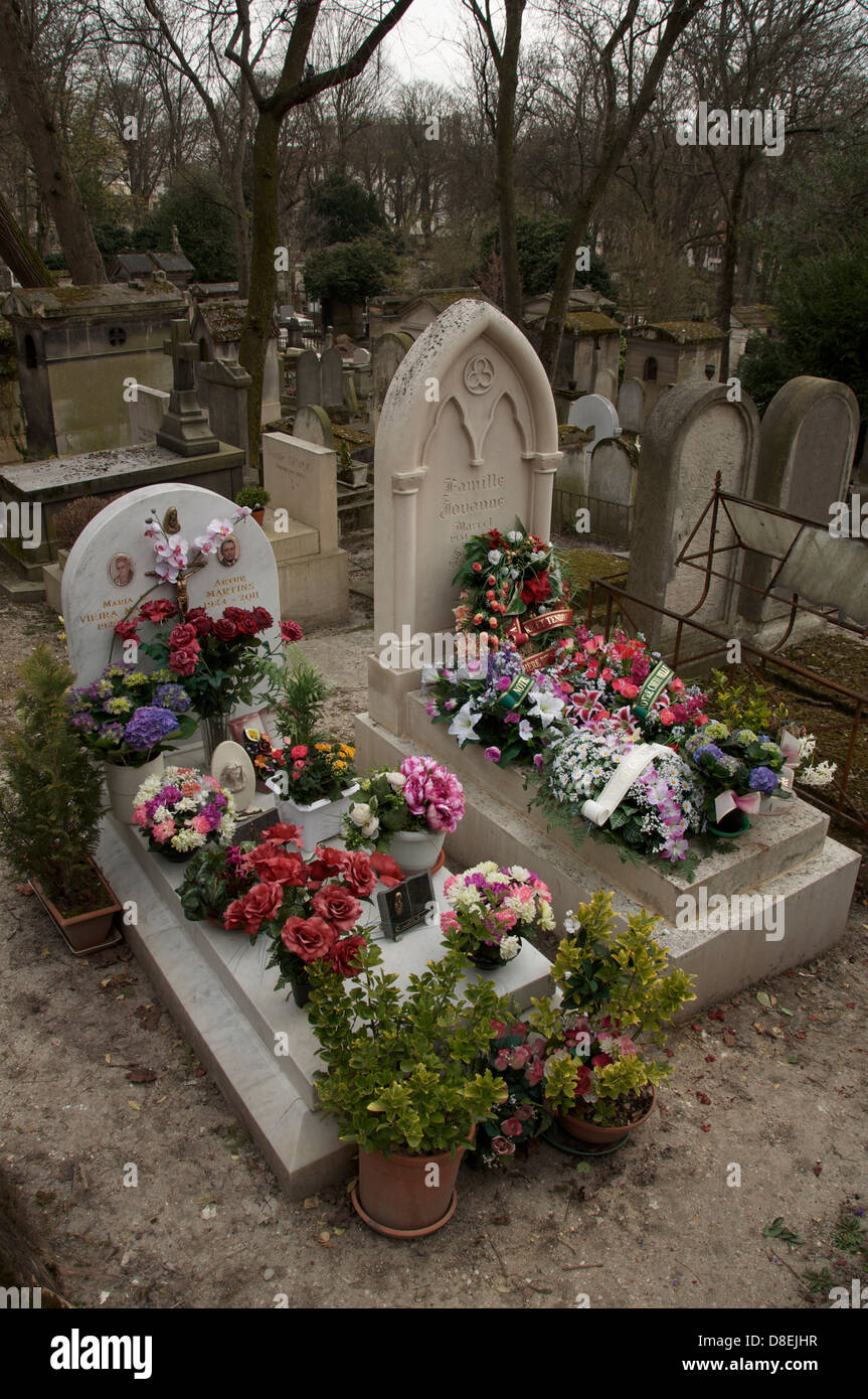 Parisian graveyard hi-res stock photography and images - Alamy