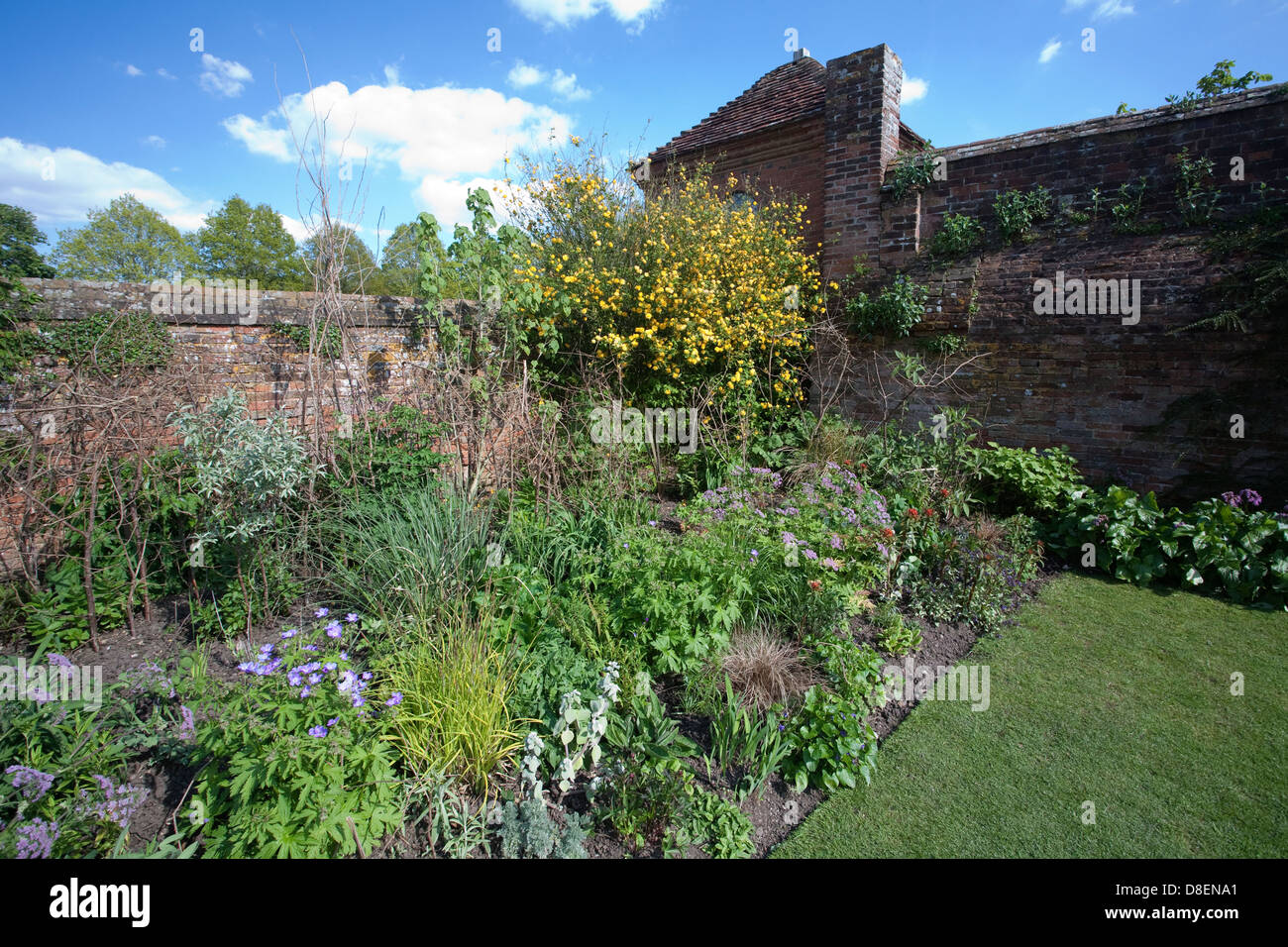 Lawn garden beds hi-res stock photography and images - Alamy
