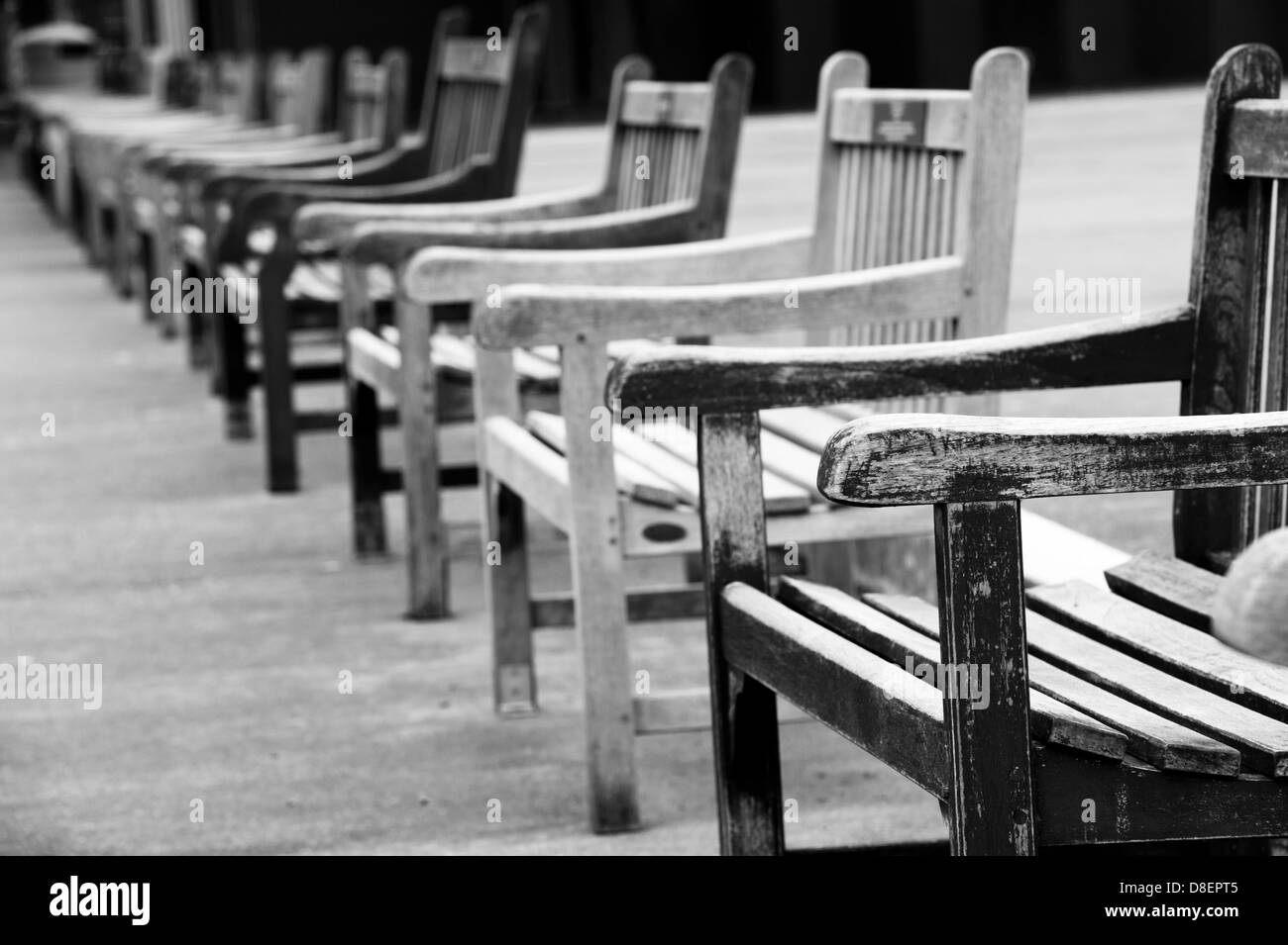 Park benches hi-res stock photography and images - Alamy