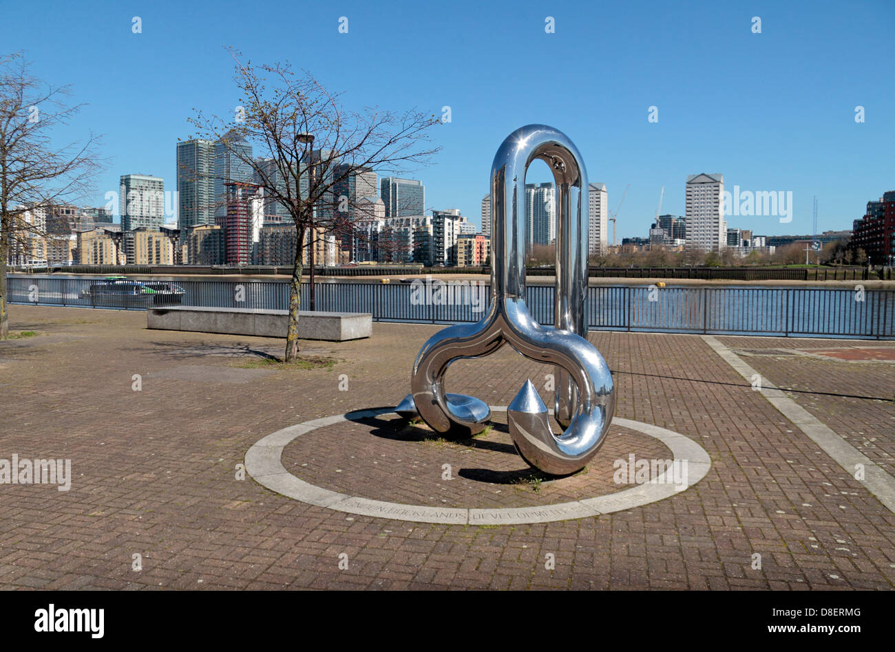 The Curlicue street sculpture by William Pye opposite Canary Wharf and ...