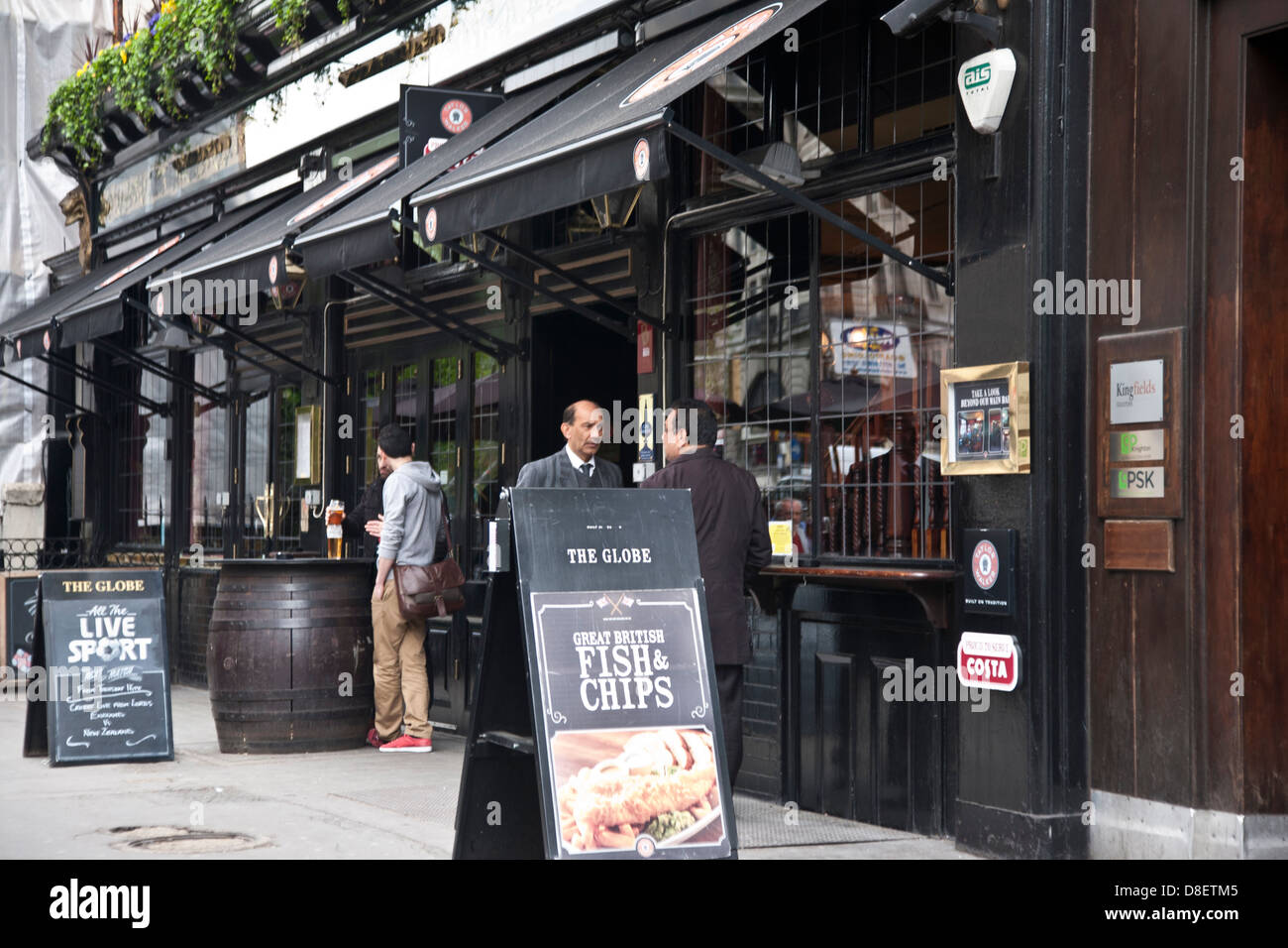 London uk socialising hi-res stock photography and images - Alamy