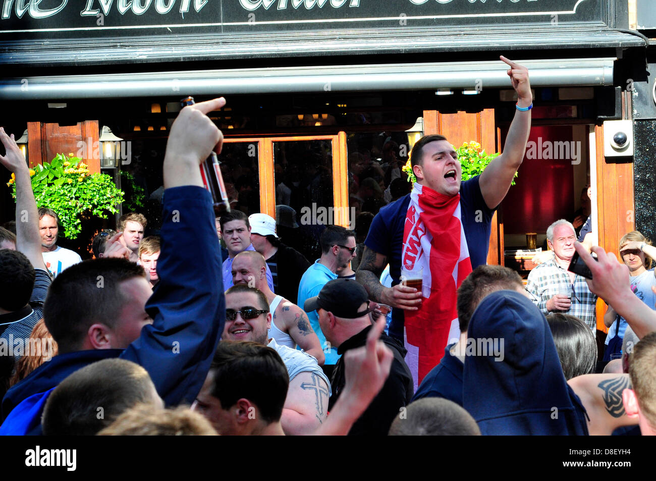 London, UK. 27 May 2013.. EDL protesters shout anti-Muslim slogans ...