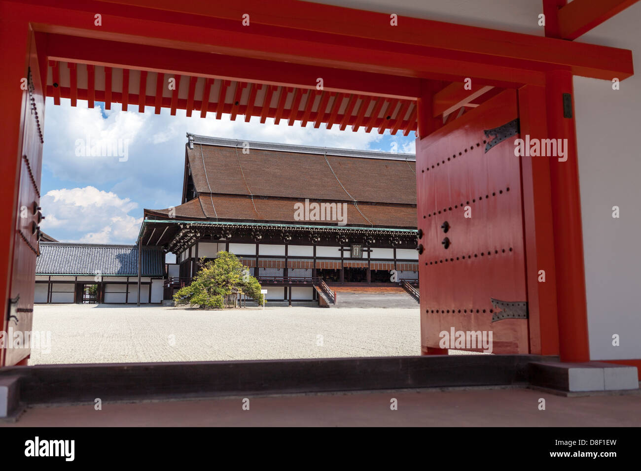 View through the Kenrei-mon-gate at main ceremonial hall Shishinden in ...