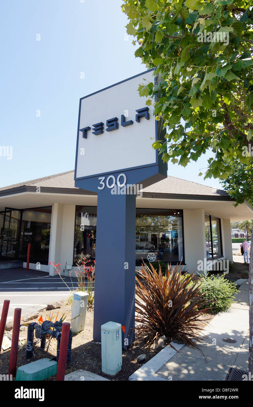 Tesla Electric Car Dealership Stock Photo - Alamy