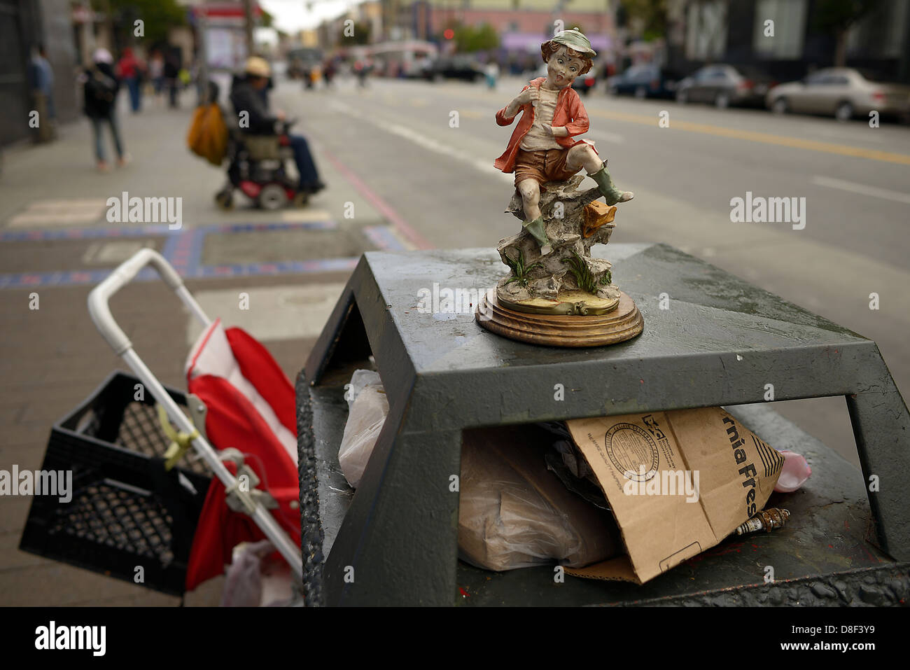 small statue mission street san francisco Stock Photo - Alamy