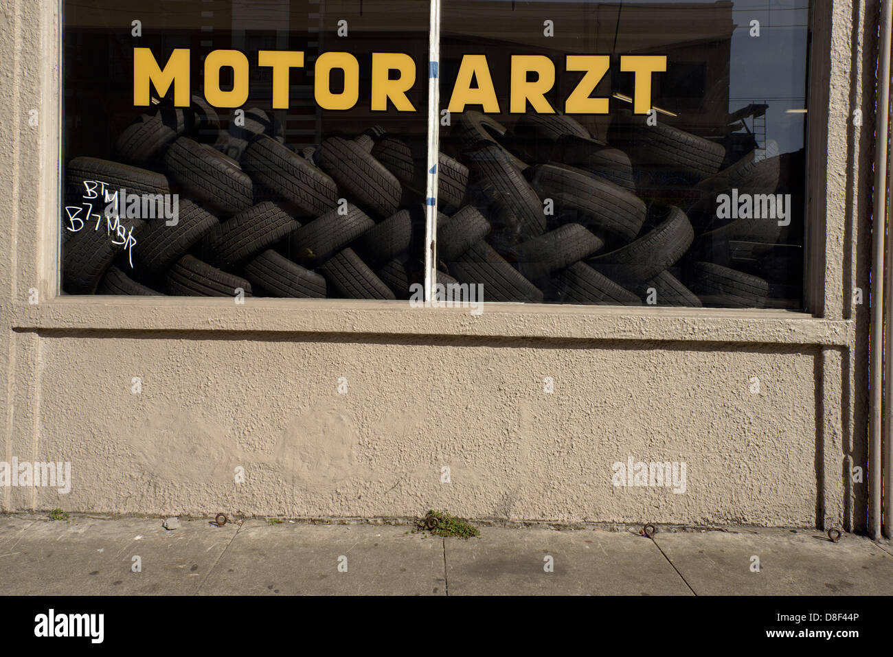 Tyre store hi-res stock photography and images - Alamy