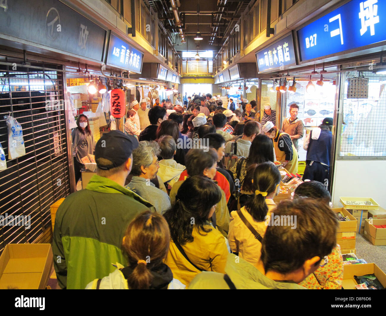 Vendors sell seafood market hi-res stock photography and images - Alamy