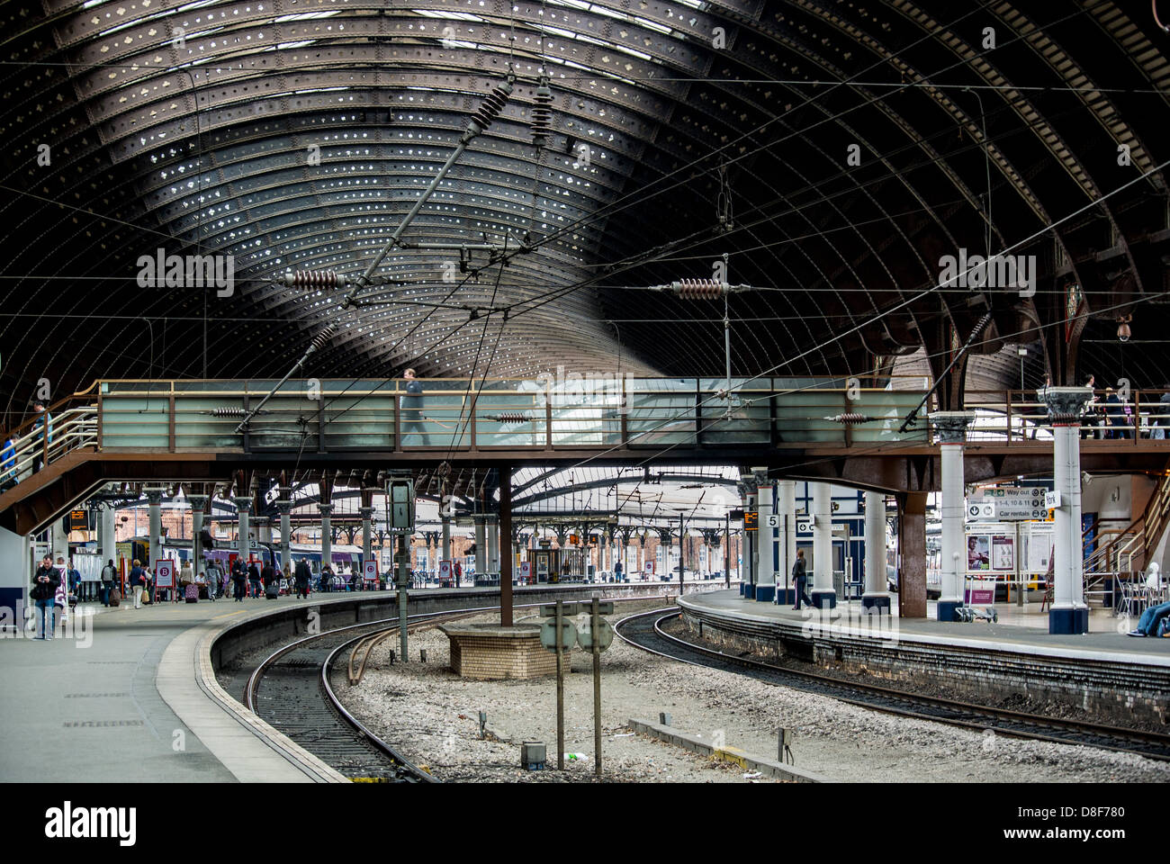 Footbridge crossing the trains tracks connecting platforms at York ...