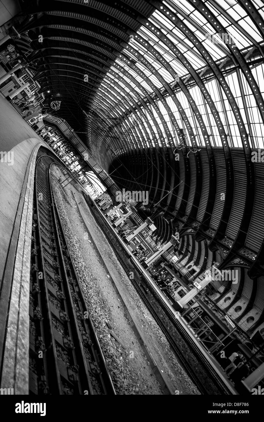York Railway station platform and tracks Stock Photo - Alamy