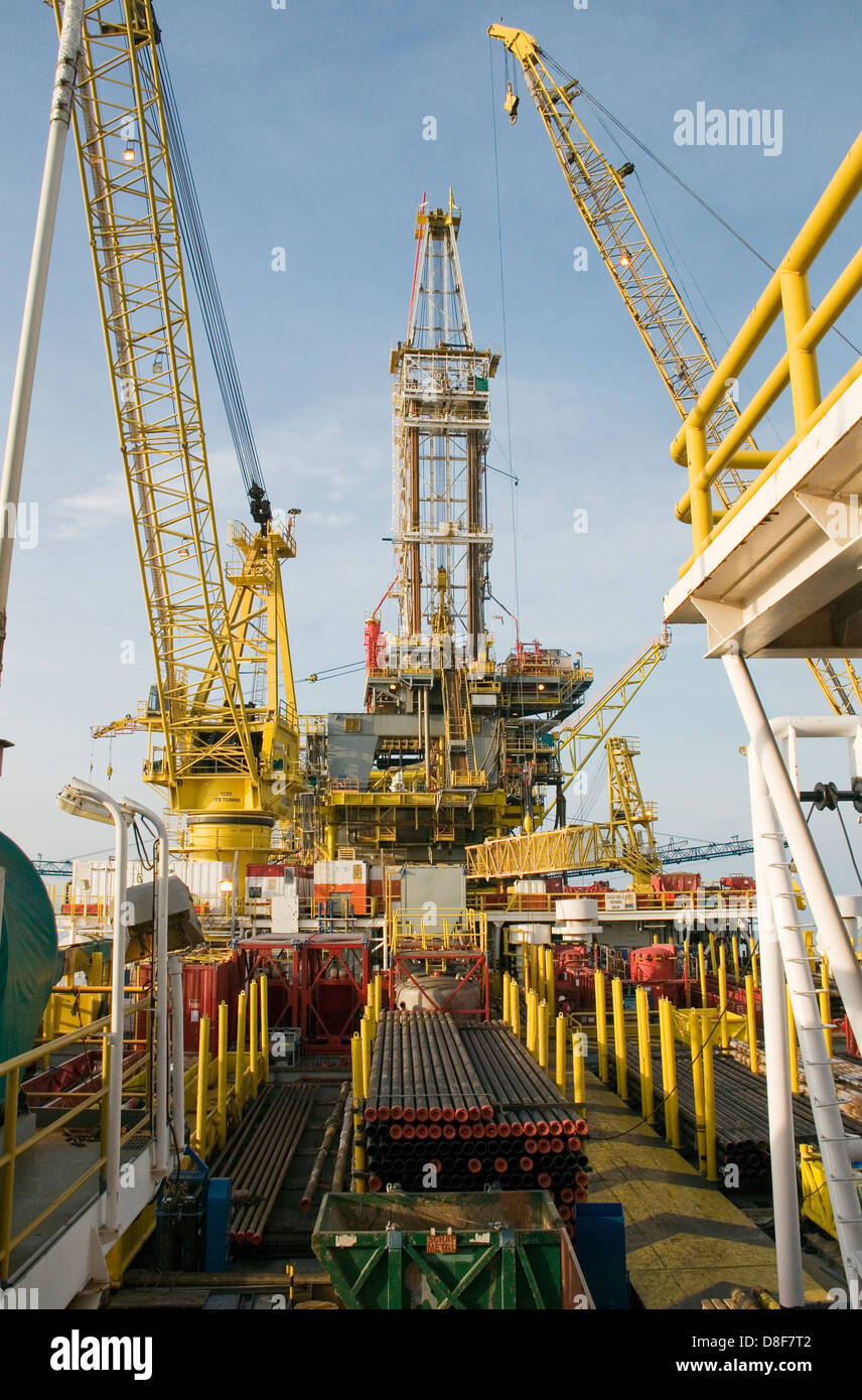 Oil rig platform hi-res stock photography and images - Alamy