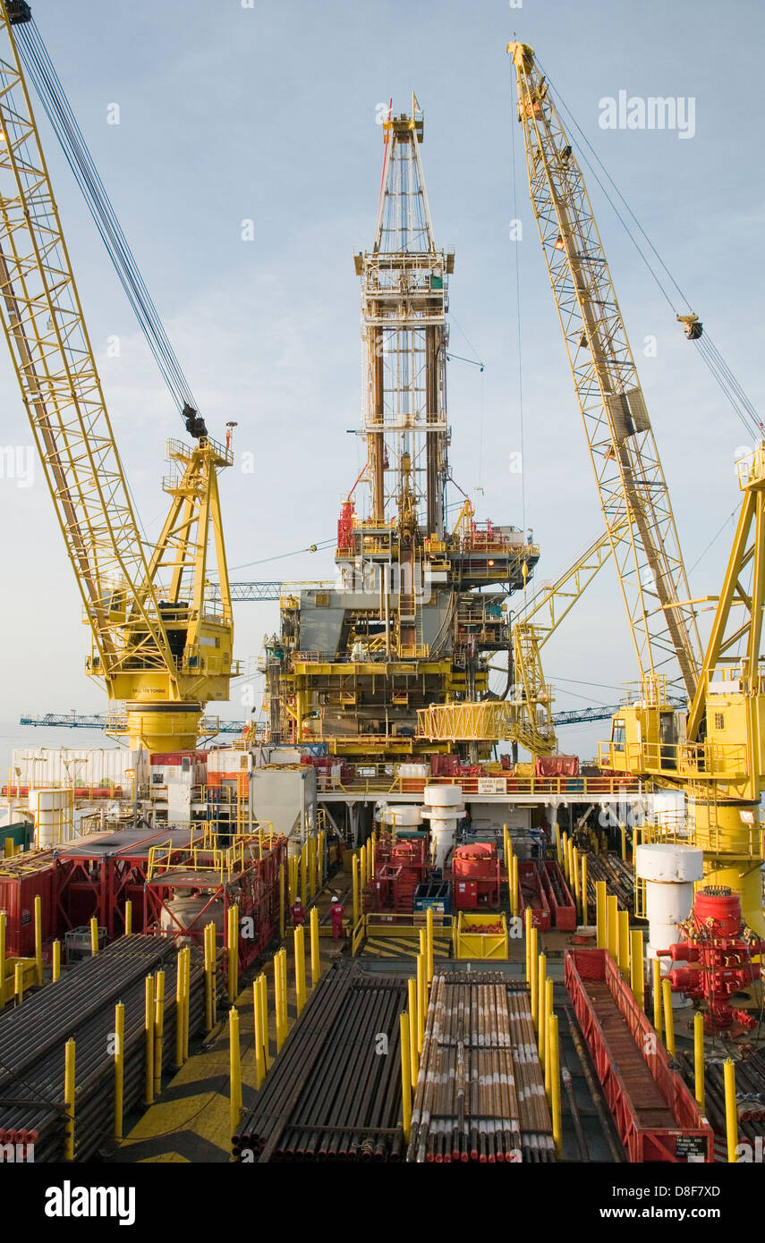 Oil rig platform hi-res stock photography and images - Alamy