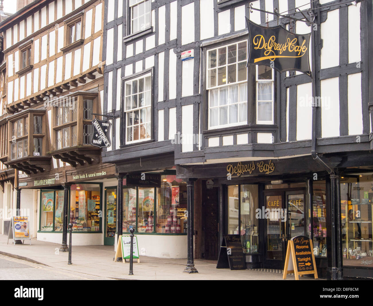 Old ancient listed building shop hi-res stock photography and images ...