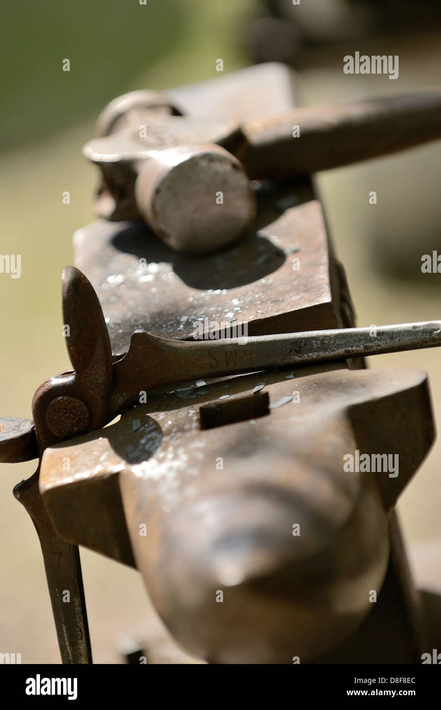 Blacksmith and anvil hi-res stock photography and images - Alamy