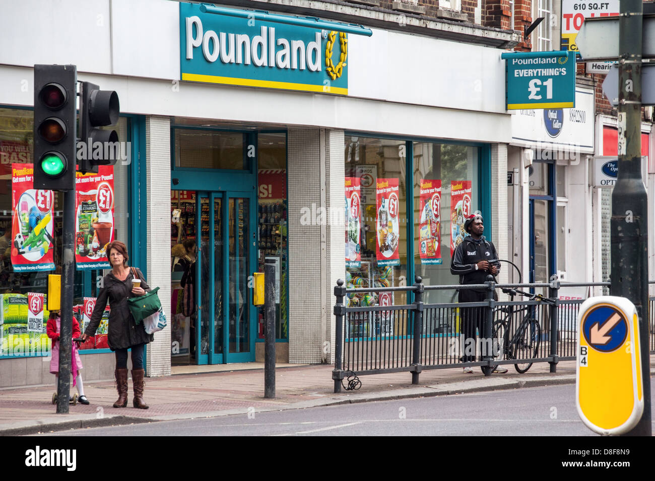 King street twickenham poundland hi-res stock photography and images ...