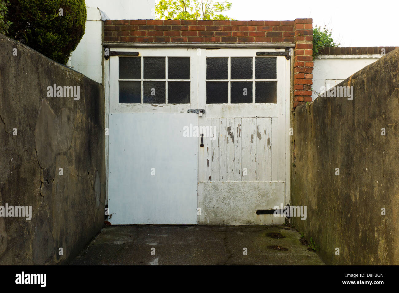 Run down garage hi-res stock photography and images - Alamy