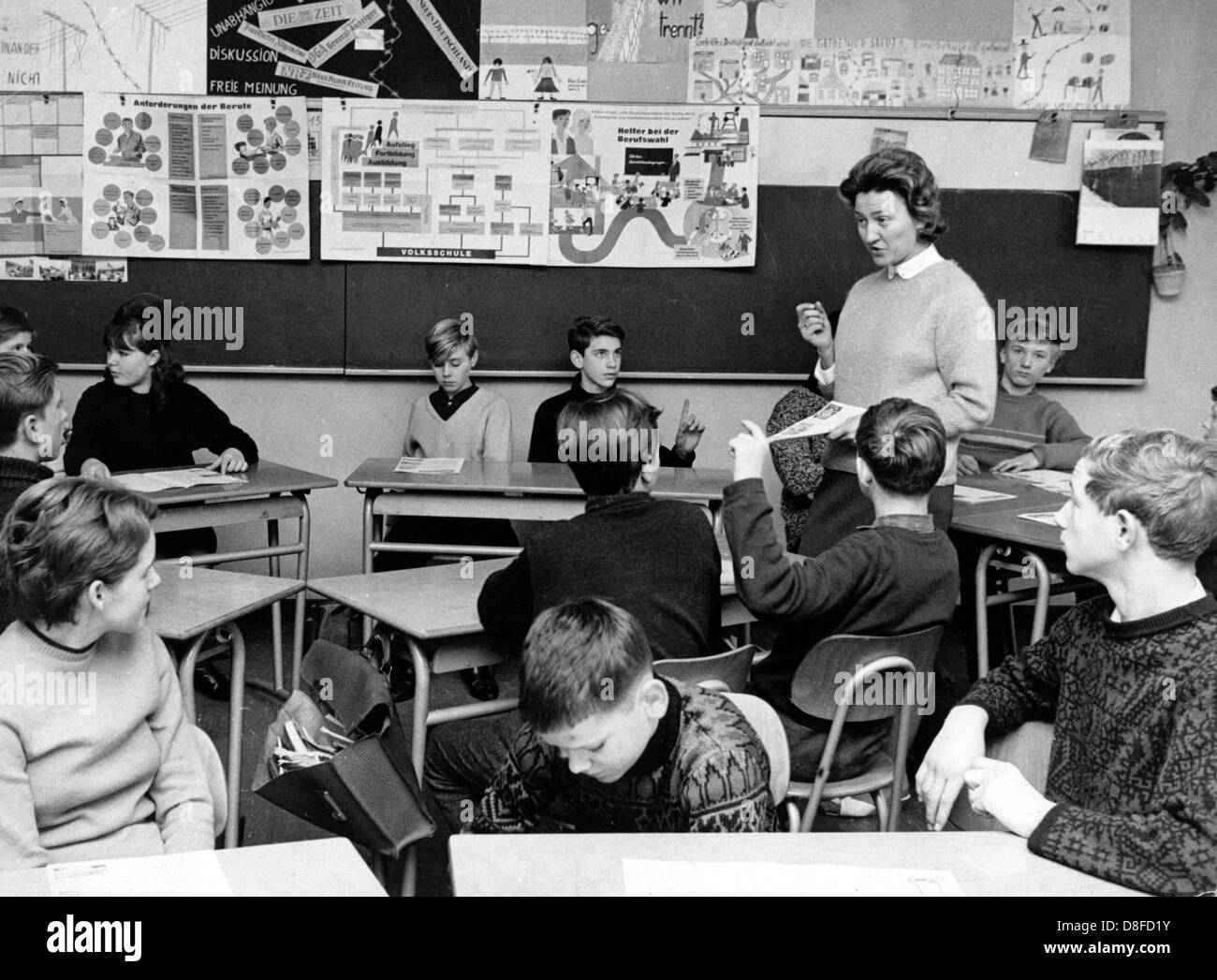 Pupils of the final class in an elementary school in Duisburg in 1965 ...