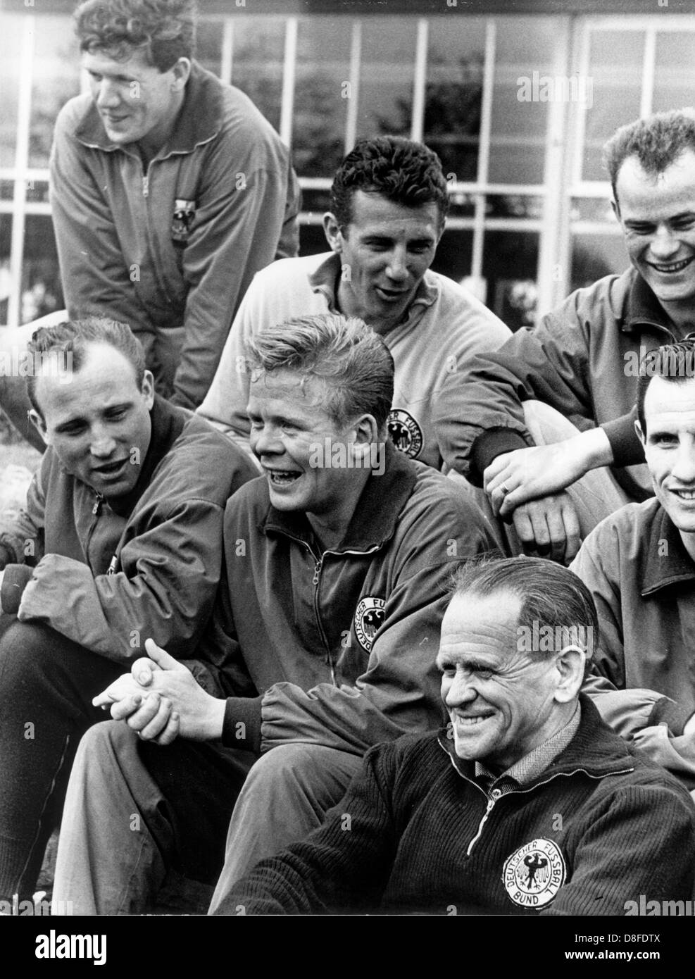 German national players Uwe Seeler (l, down), Horst Szymaniak (l, up ...