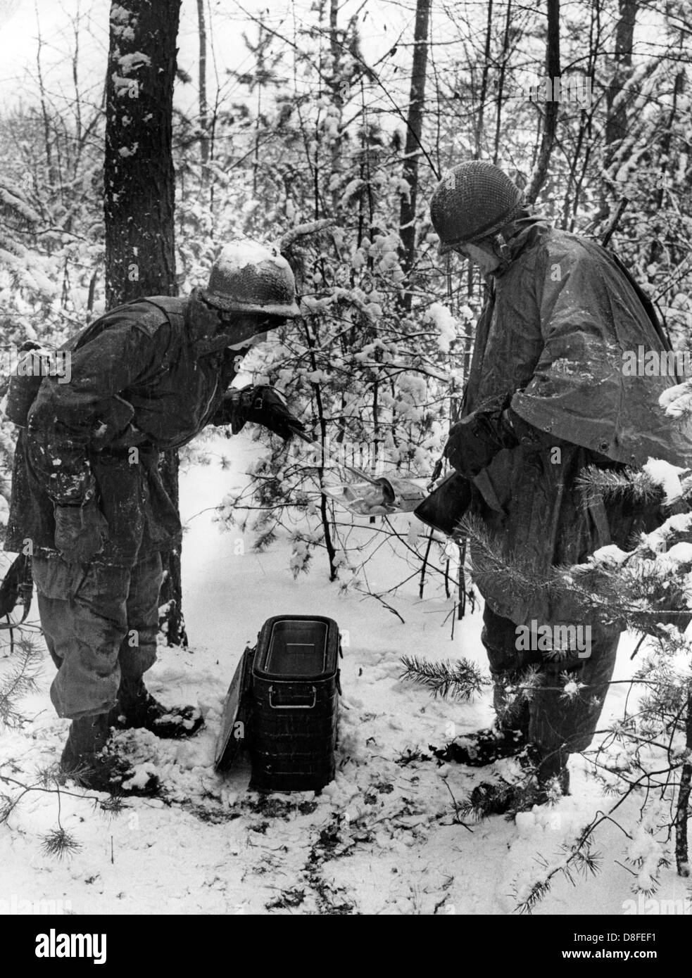 Soldiers of the US army receive their meals on the 5th of March in 1962 ...