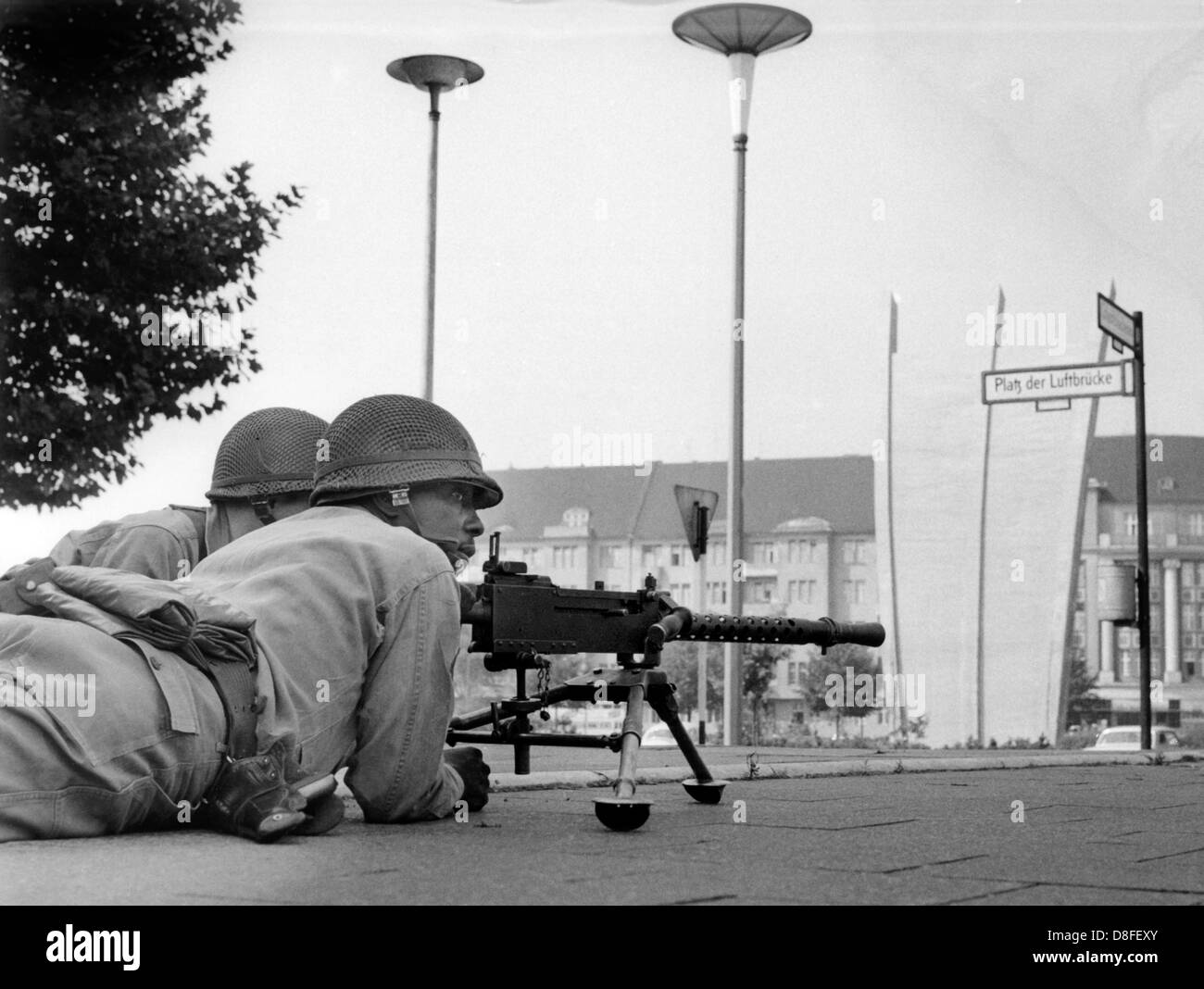 Two soldiers of the US army with a MG during an exercise in front of ...